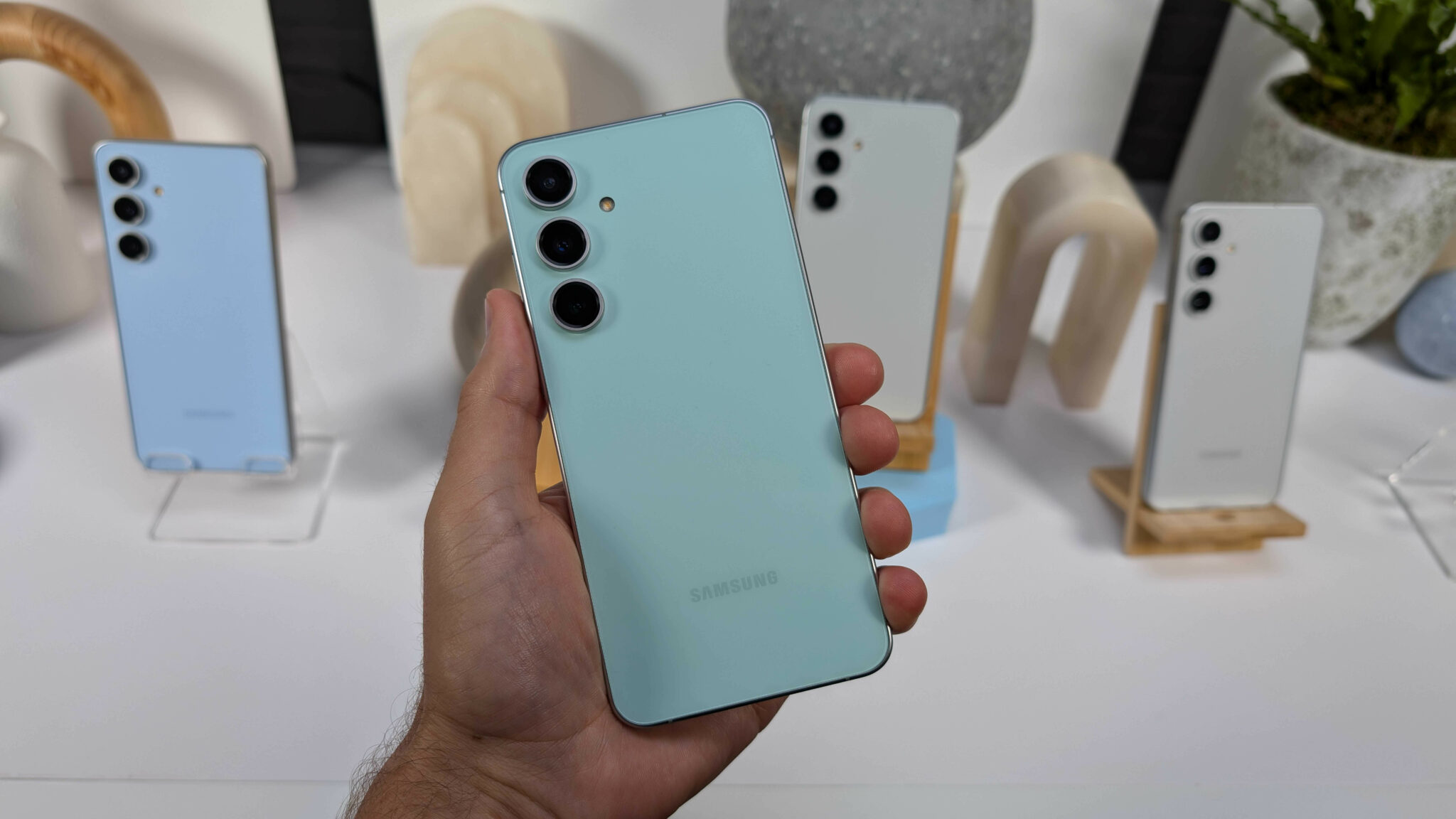 Samsung Galaxy S24 FE vs Galaxy S24: Quale Scegliere e le Differenze da ...